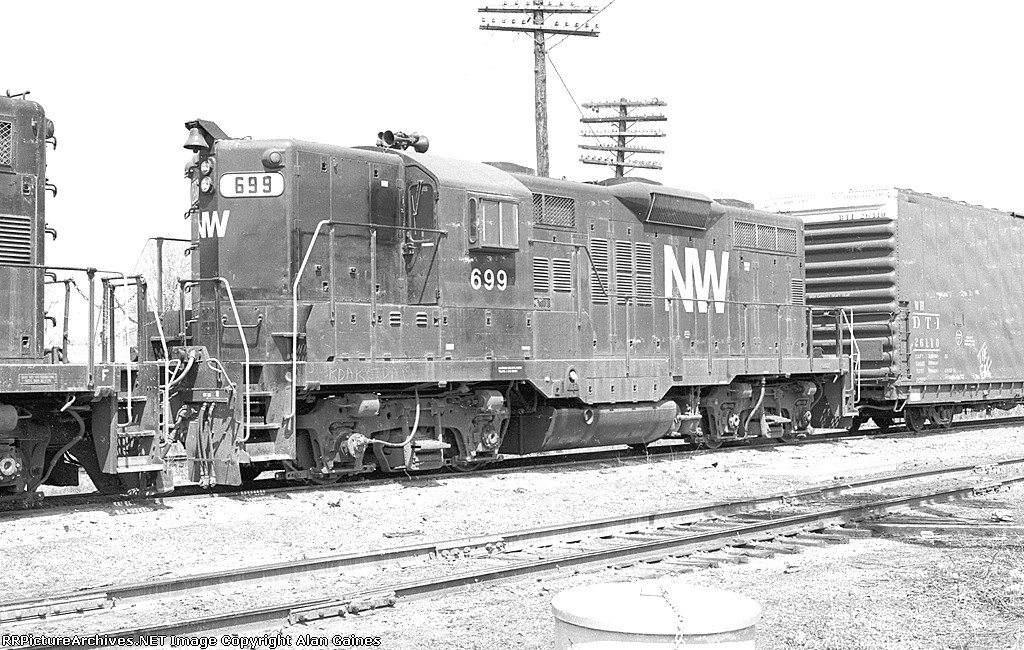 N&W GP-9 699